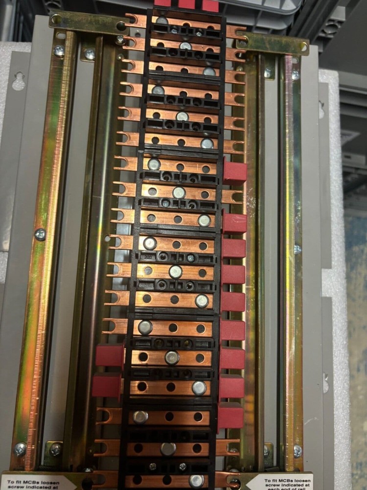 DORMAN SMITH 125 AMP 12 WAY 3 PHASE DISTRIBUTION BOARD INTERNAL PARTS ...