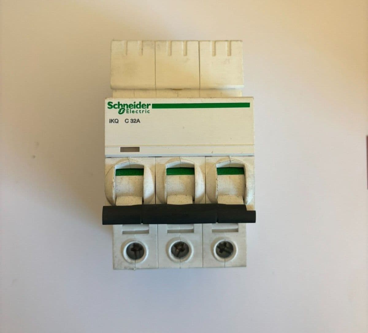 SCHNEIDER ELECTRIC IKQ C32A 32 AMP 10KA A9F57332 TRIPLE POLE MCB ...