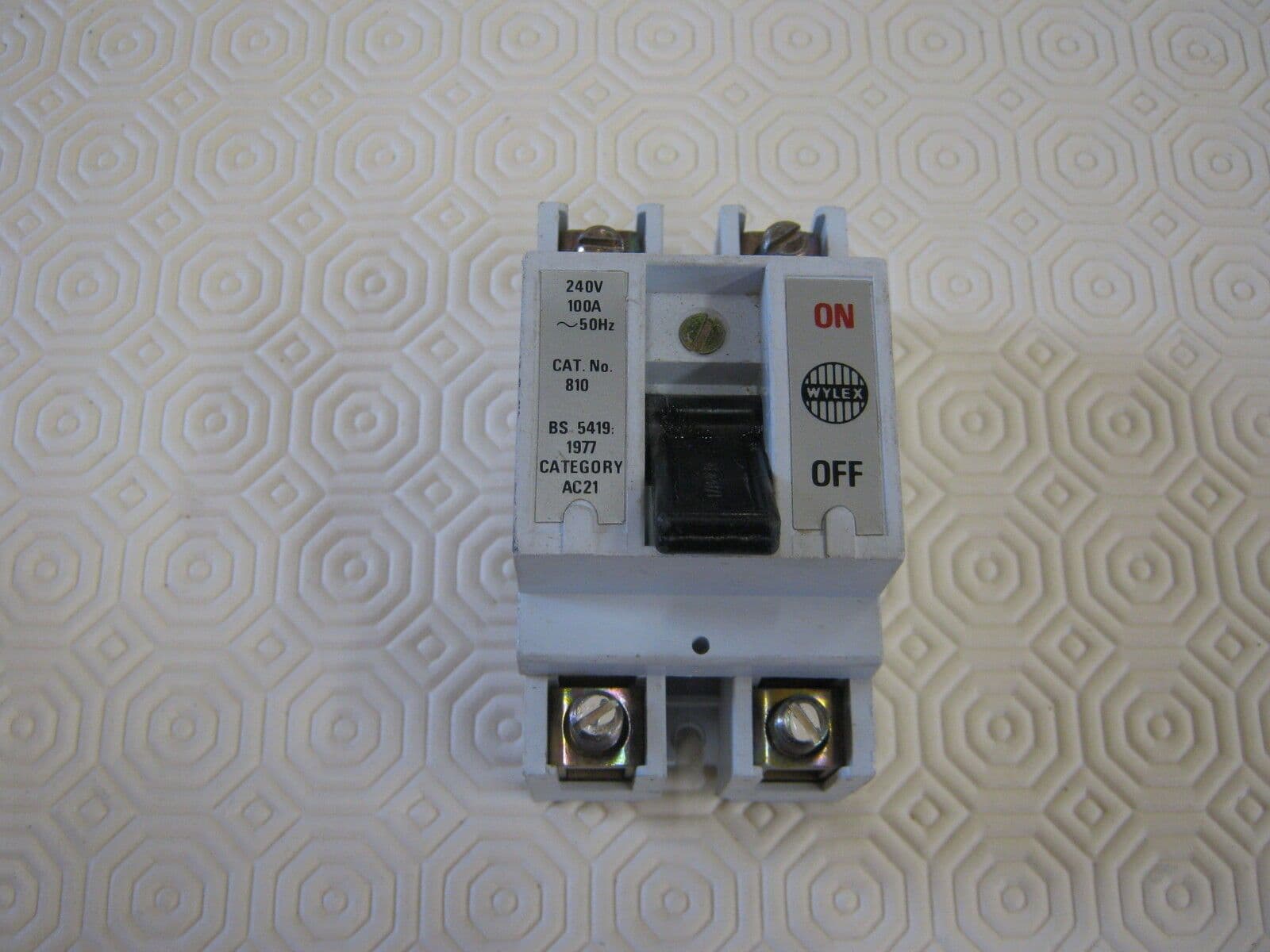 WYLEX 100A 50Hz DOUBLE POLE MAINSWITCH CAT NO 810BS 5419 L 1395