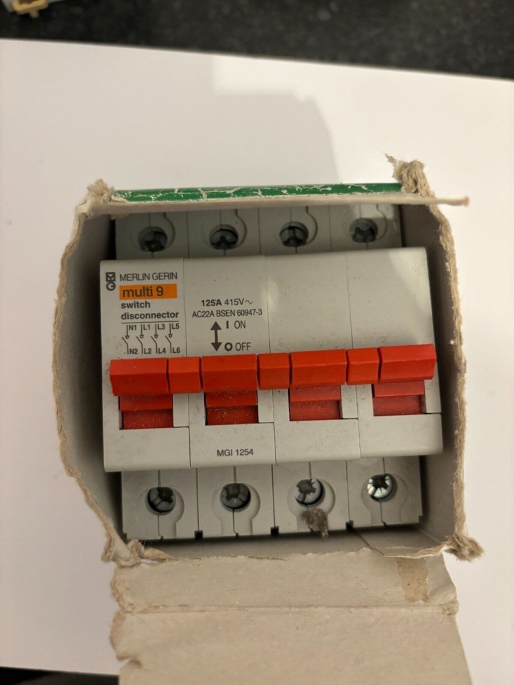 MERLIN GERIN 125 AMP MGI 1254 4 POLE MAIN SWITCH DISCONNECTOR