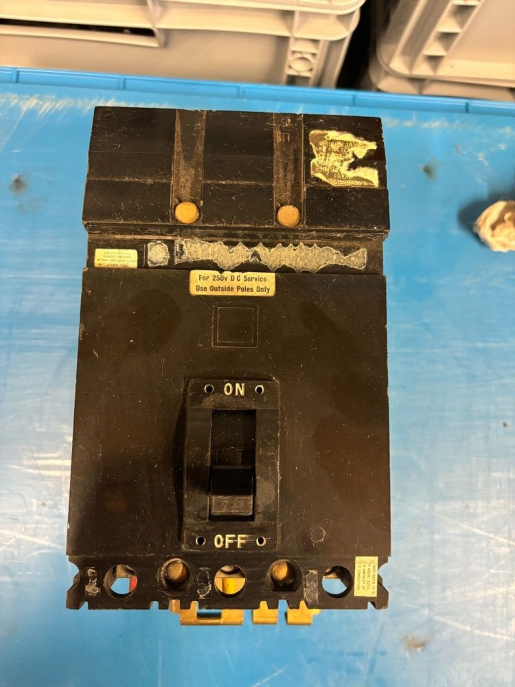 SQUARE D 32 AMP CDAE34032 TRIPLE POLE MCCB CIRCUIT BREAKER