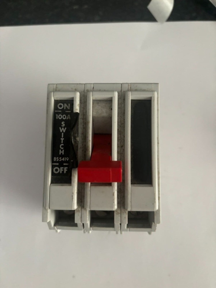 SQUARE D QOE 100 AMP QO3-100M TRIPLE POLE MAIN SWITCH DISCONNECTOR